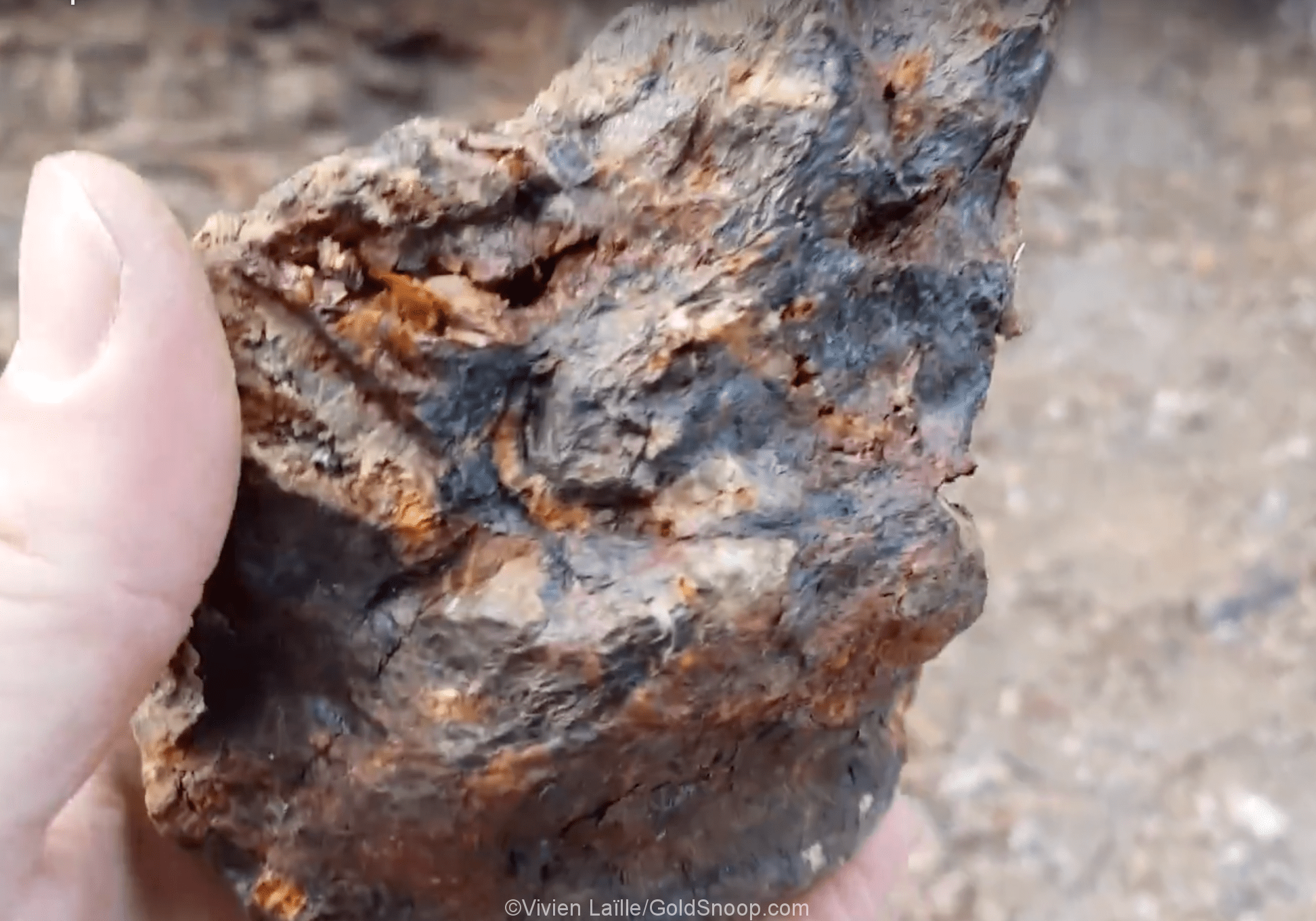 Cours d’orpaillage: Bien observer les couleurs des roches et des ...