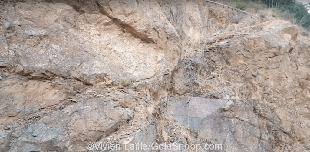 Cours d’orpaillage: Bien observer les couleurs des roches et des ...