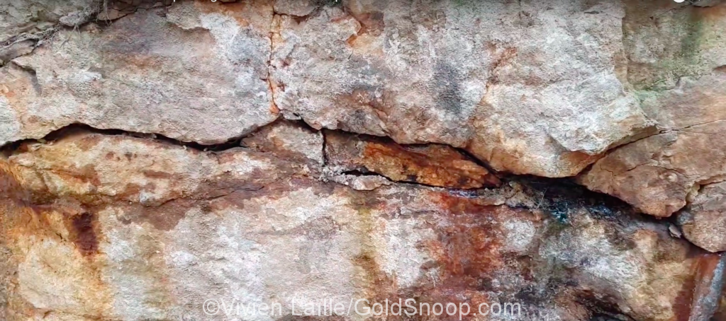 Cours d’orpaillage: Bien observer les couleurs des roches et des ...